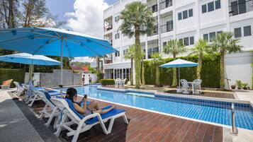 Piscina externa, guarda-sóis, espreguiçadeiras