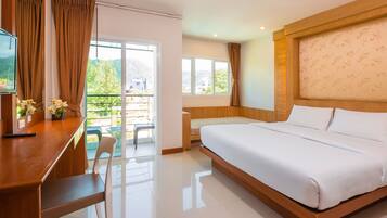 Quarto premium, sacada, vista para a piscina | Vista do quarto