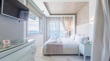 Junior Suite Sea View | Roupa de alta qualidade, minibar, cofre no quarto 