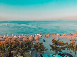 Na praia, espreguiçadeiras 