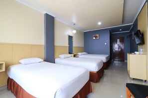 Quarto família | Escrivaninha, Wi-Fi de cortesia, roupa de cama