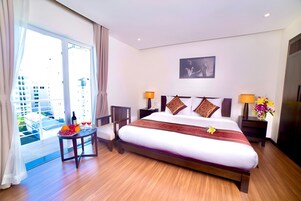 Quarto Sénior | Roupa de alta qualidade, minibar, cofre no quarto, secretária 