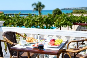 Café da manhã com buffet grátis todos os dias