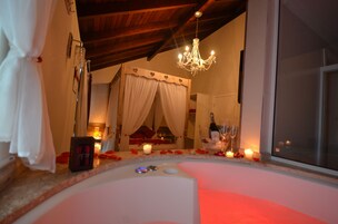 Quarto casal premium | Frigobar, cofres nos quartos, individualmente decorados