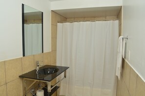 Quarto Deluxe | Casa de banho | Uma combinação polibã/banheira, um chuveiro de hidromassagem 