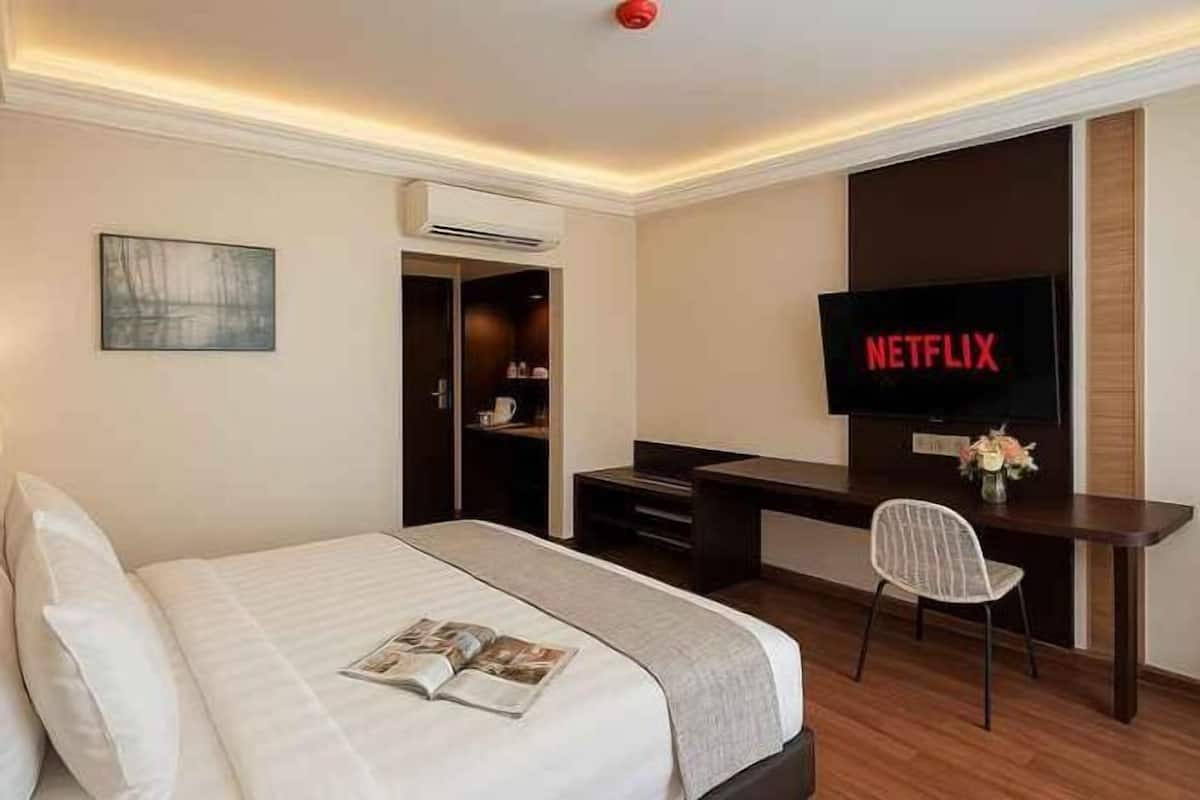 Frigobar, cofres nos quartos, escrivaninha