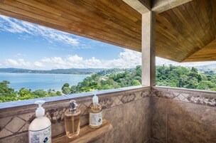 Bungalow with Panoramic Sea View | Banheiro | Chuveiro com efeito de chuva, produtos de toalete grátis