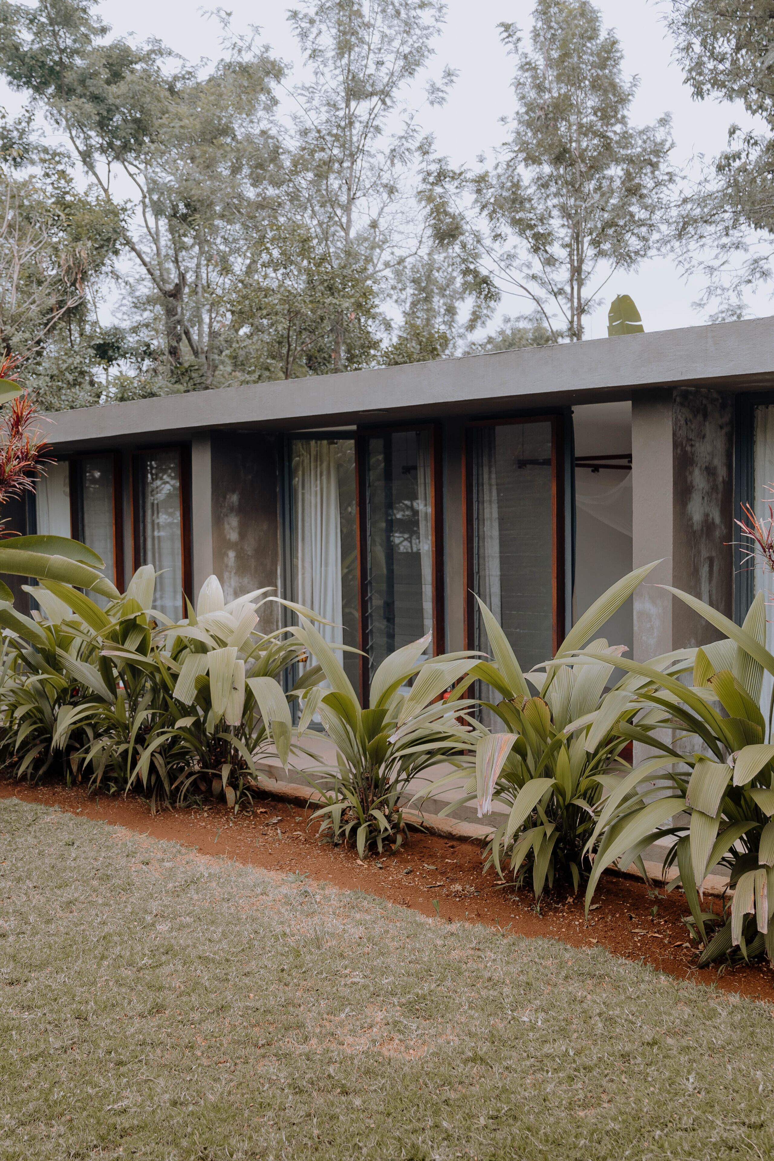 Quarto Individual | Cofre no quarto, com mobília individualizada, secretária 