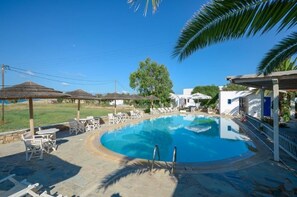 Piscina exterior, guarda-sóis, espreguiçadeiras 