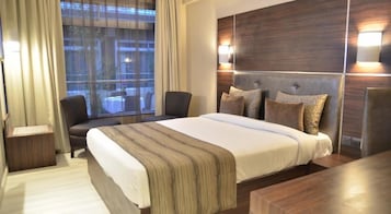 Roupas de cama premium, cofres nos quartos, escrivaninha