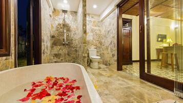 Um polibã, artigos de higiene pessoal grátis, um secador de cabelo