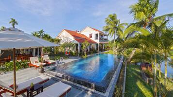 Piscina exterior, uma piscina transbordante, espreguiçadeiras