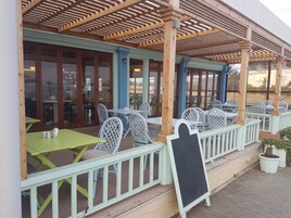 2 restaurantes, pequenos-almoços servidos, cozinha grega 