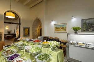 Pequeno-almoço tipo buffet diário mediante uma taxa