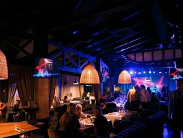 2 restaurantes: servem pequenos-almoços, almoços, jantares e brunches