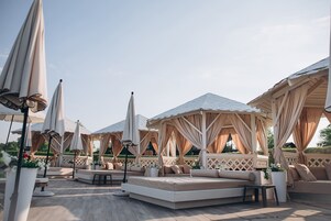 Piscina interior, piscina exterior, guarda-sóis, espreguiçadeiras
