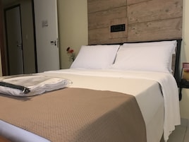 Quarto superior, 1 cama de casal | Frigobar, Wi-Fi de cortesia, roupa de cama