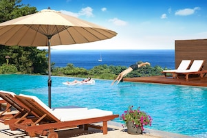 Piscina exterior sazonal, da(s) 10:00 à(s) 22:00, guarda-sóis 