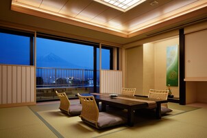 Quarto luxo, vista para a montanha (Japanese Western Style) | Sala de estar | TV de tela plana