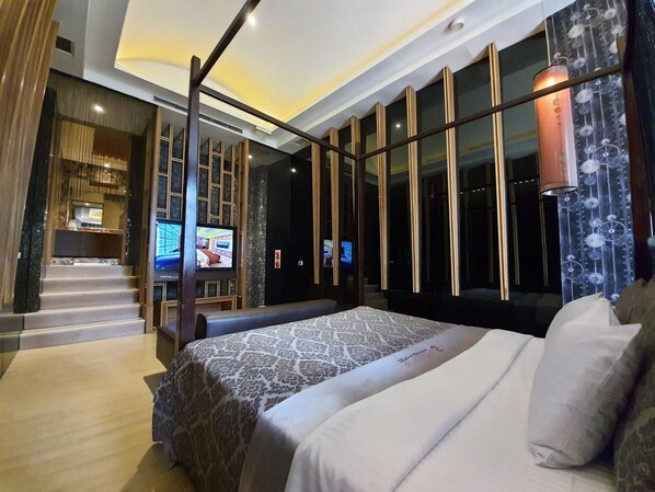 Frigobar (abastecido com itens grátis), quartos à prova de som