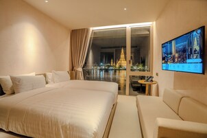 Deluxe Double or Twin Room with River View (Higher Floor) | Roupas de cama premium, cofres nos quartos, escrivaninha