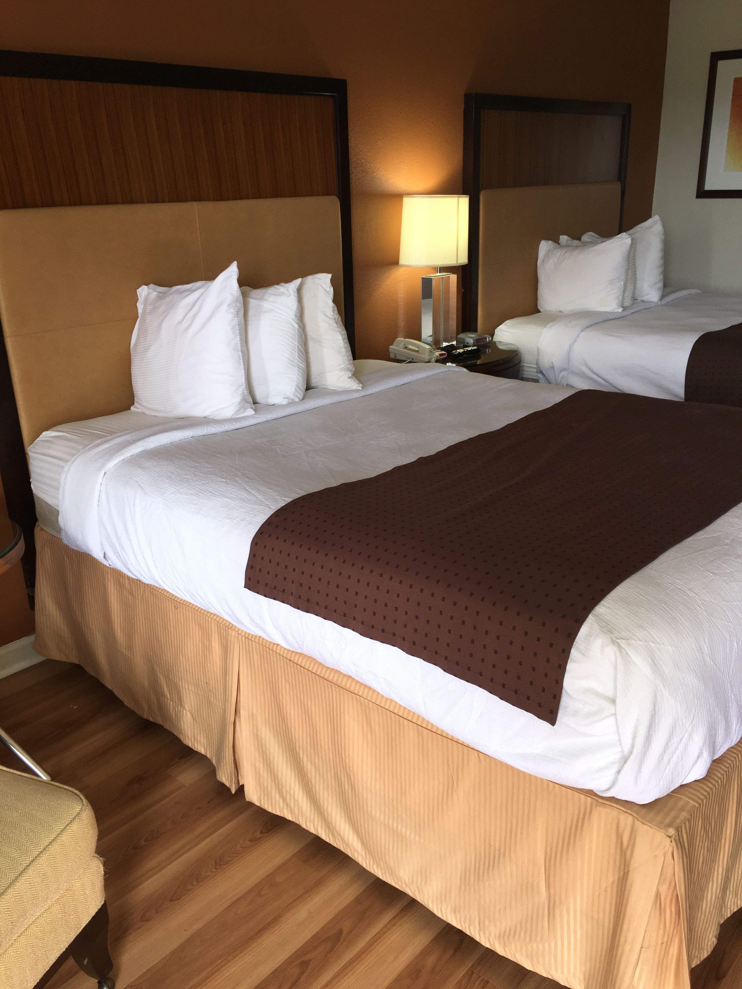 Quarto standard, 2 camas Queen, para não fumantes | Escrivaninha, cortinas blackout, Wi-Fi de cortesia, roupa de cama