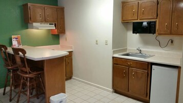 Executive Suite, 1 King Bed, Non Smoking, Jetted Tub | Cozinha privada | Um frigorífico, um micro-ondas 