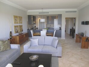 Suíte, 1 quarto, cozinha, vista para o jardim | Área de estar | TV de tela plana