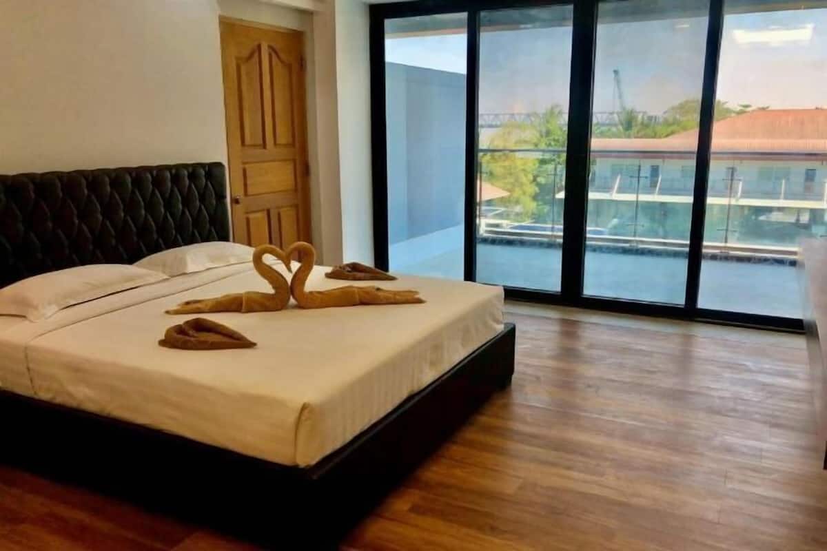 Minibar, cofre no quarto, secretária, ferro/tábua de engomar