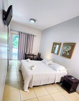 Quarto casal ou duplo standard, 1 cama de casal ou 2 camas de solteiro | Frigobar, cofres nos quartos, berços grátis, berço de viagem