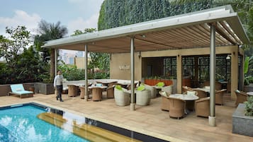 2 bares/lounges, um bar junto à piscina