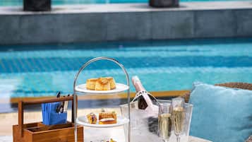 2 bares/lounges, um bar junto à piscina