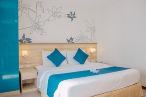 Frigobar, cofres nos quartos, espaço de trabalho para notebook