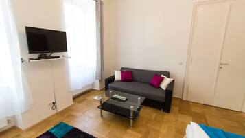 Apartamento, 1 quarto | Sala de estar | Televisor LCD