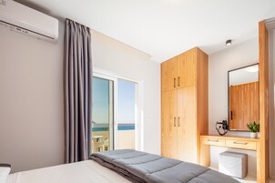 Cofres nos quartos, cortinas blackout, quartos à prova de som