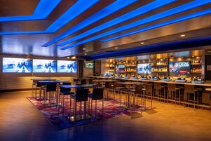 4 bares/lounges, este bar com transmissão de jogos em direto 