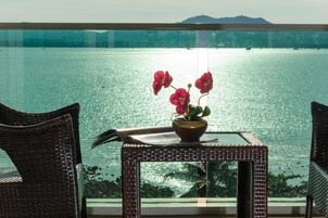 Sea-view Deluxe Double with Private Jacuzzi | Vista do quarto
