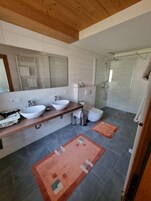 Apartamento, sacada, vista para a montanha (Sonn) | Banheiro | Chuveiro, secador de cabelo, toalhas de banho, sabonete