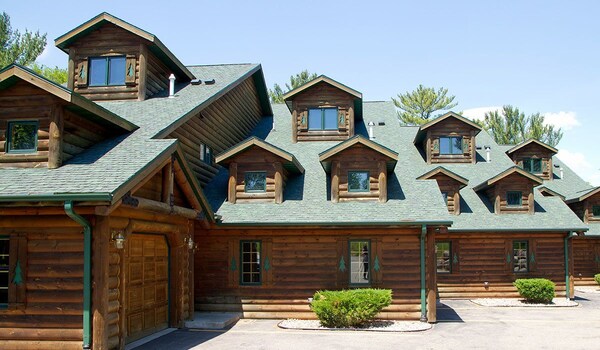 Log Gables - Lake Front - Baraboo, WI