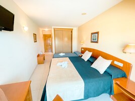 Quarto triplo, vista para o jardim | Cofres nos quartos, escrivaninha, berços (sobretaxa), Wi-Fi de cortesia