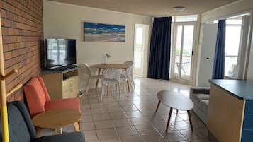 Apartamento, 2 quartos | Sala de estar | TV de ecrã plano, leitor de DVD