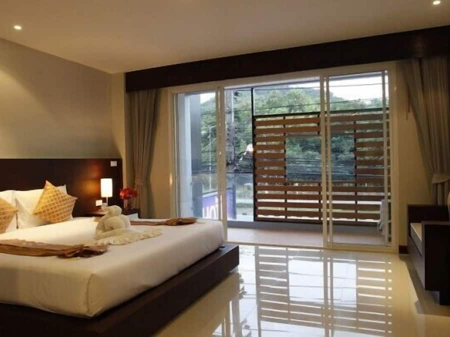 Frigobar, cofres nos quartos, quartos à prova de som