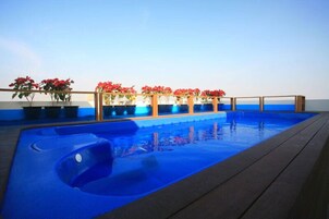 Piscina exterior, guarda-sóis, espreguiçadeiras 