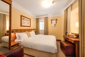 Quarto Individual | Roupa hipoalergénica, minibar, cofre no quarto, secretária