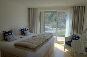 Quarto Duplo ou Twin Deluxe, vista para o rio, no edifício anexo | Com decoração personalizada, secretária, cortinas/cortinados opacos 