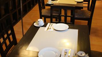 Pequenos-almoços e almoços servidos, incluindo cozinha regional