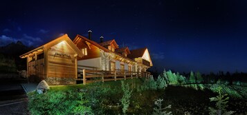 Fachada da propriedade à noite