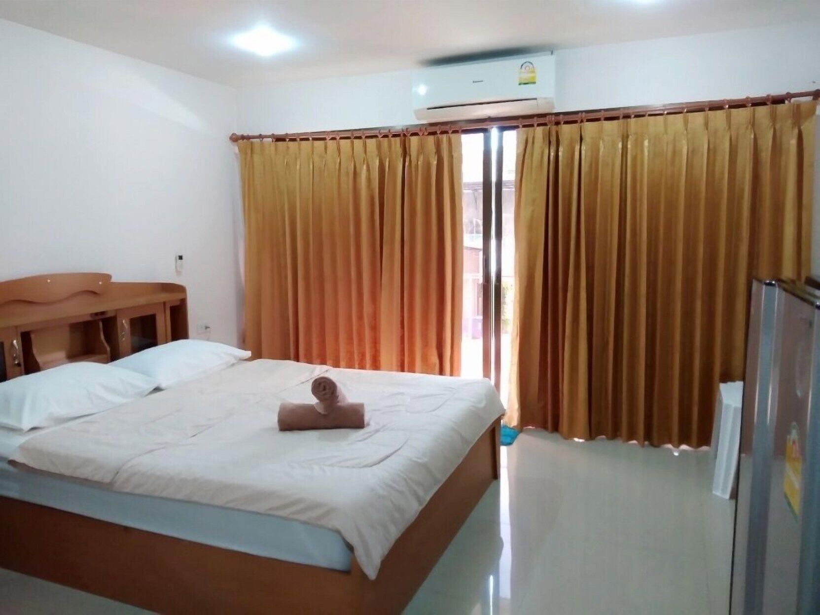 Roupa hipoalergénica, cofre no quarto, secretária 