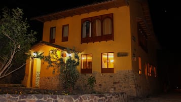 Fachada do alojamento (tarde/noite)