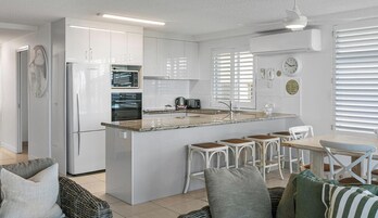 Apartamento superior, 3 quartos, vista para o oceano | Cozinha privada | Geladeira grande, micro-ondas, lava-louças, chaleira elétrica